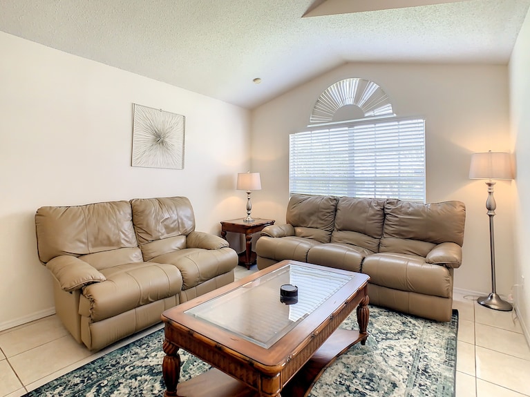 Relaxing 3 Bed Pool Home 7 Miles From Disney And 5 Minutes From Midevil Times - キシミー, FL