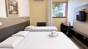 Quarto Triplo Deluxe | Minibar, secretária, Wi-fi grátis, roupa de cama fornecida
