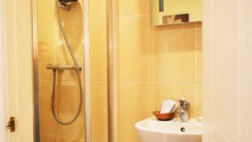 Quarto Clássico com Cama de Casal | Casa de banho | Um polibã, um chuveiro fixo, artigos de higiene pessoal grátis