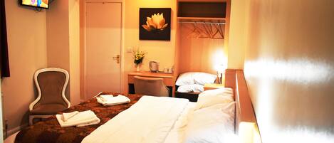 Quarto Clássico com Cama de Casal | Secretária, secretária adequada para computadores portáteis