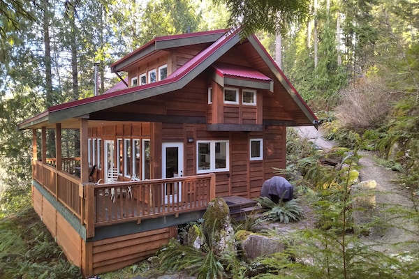 The Cabin At Moon Dance - Vancouver Island