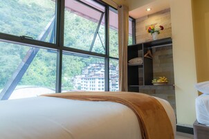 Quarto casal panorâmico, 1 cama Queen, suíte, vista para a montanha | Edredons de pluma, camas com colchões pillow-top, escrivaninha