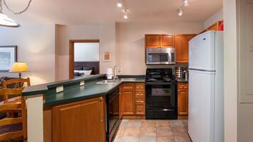 Apartamento em Condomínio Fechado, 2 quartos | Cozinha privada | Um frigorífico, um forno, uma cafeteira/bule, uma torradeira