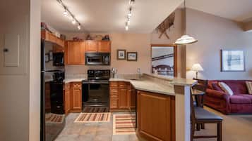 Apartamento em Condomínio Fechado, 2 quartos | Cozinha privada | Um frigorífico, um forno, uma cafeteira/bule, uma torradeira