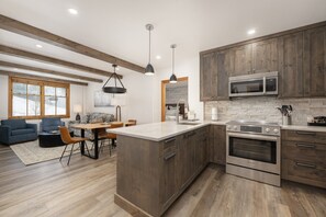 Condo, 2 quartos | Cozinha privada | Geladeira, fogão, cafeteira/chaleira, torradeira