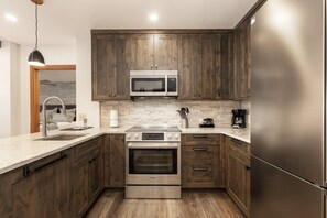 Condo, 2 quartos | Cozinha privada | Geladeira, fogão, cafeteira/chaleira, torradeira