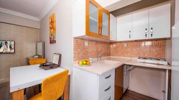 Apartamento conforto | Cozinha privada | Frigobar, cooktop, panela elétrica de arroz, chapa
