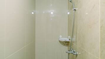 Quarto | Banheiro | Chuveiro, produtos de toalete grátis, toalhas de banho, shampoo