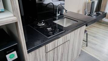 Quarto | Cozinha privada | Um frigorífico, uma placa de cozinha, utensílios de cozinha