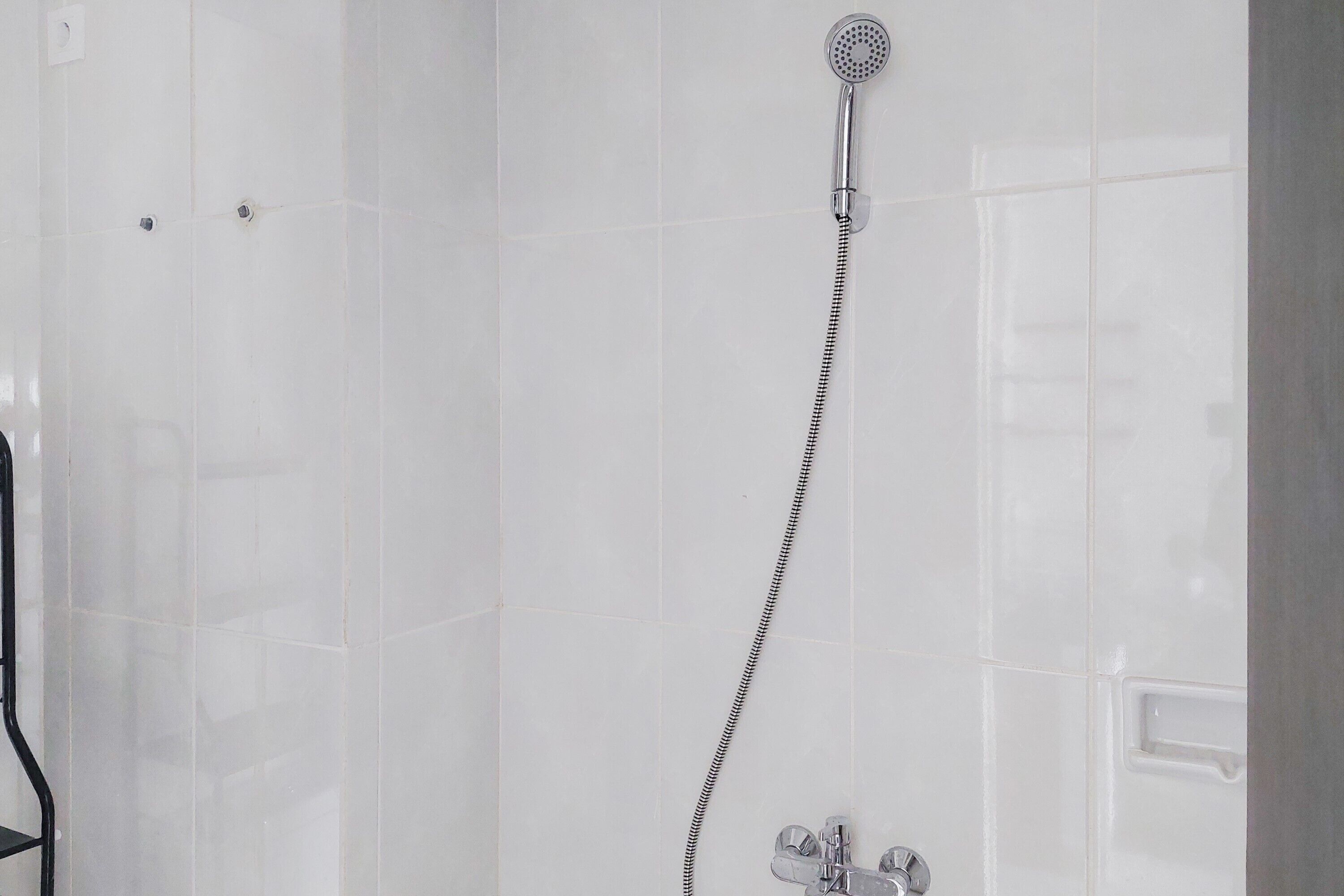 Quarto | Casa de banho | Um polibã, artigos de higiene pessoal grátis, toalhas fornecidas 