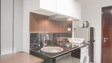 Quarto | Cozinha privada | Um frigorífico, uma placa de cozinha, utensílios de cozinha