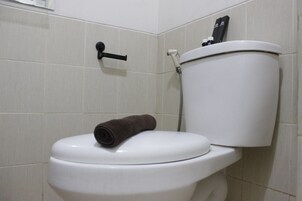 Quarto | Casa de banho | Um polibã, artigos de higiene pessoal grátis, toalhas fornecidas