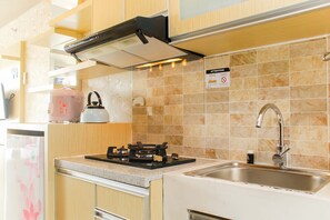 Quarto | Cozinha privada | Um frigorífico, uma placa de cozinha, utensílios de cozinha 