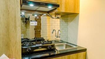 Quarto | Cozinha privada | Um frigorífico, uma placa de cozinha, uma chaleira elétrica