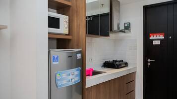 Quarto | Cozinha privada | Um frigorífico, um micro-ondas, uma placa de cozinha