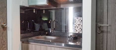 Quarto | Cozinha privada | Geladeira, cooktop, talheres/pratos/utensílios de cozinha
