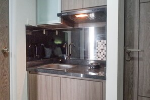 Quarto | Cozinha privada | Um frigorífico, uma placa de cozinha, utensílios de cozinha 