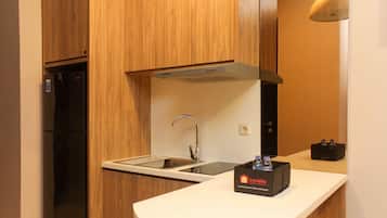 Quarto | Cozinha privada | Geladeira, cooktop, talheres/pratos/utensílios de cozinha
