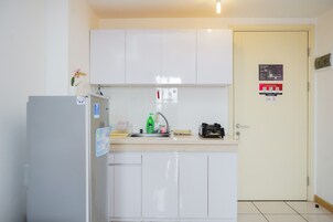 Quarto | Cozinha privada | Um frigorífico, uma placa de cozinha, utensílios de cozinha 