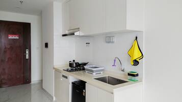 Quarto | Cozinha privada | Um frigorífico, uma placa de cozinha, utensílios de cozinha