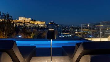 Piscina externa sazonal, funciona das 10h às 19h, guarda-sóis