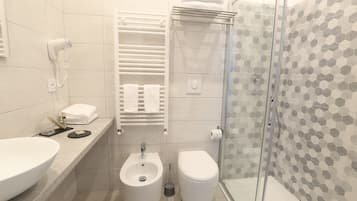 Quarto casal | Banheiro | Secador de cabelo, bidê, toalhas de banho, sabonete