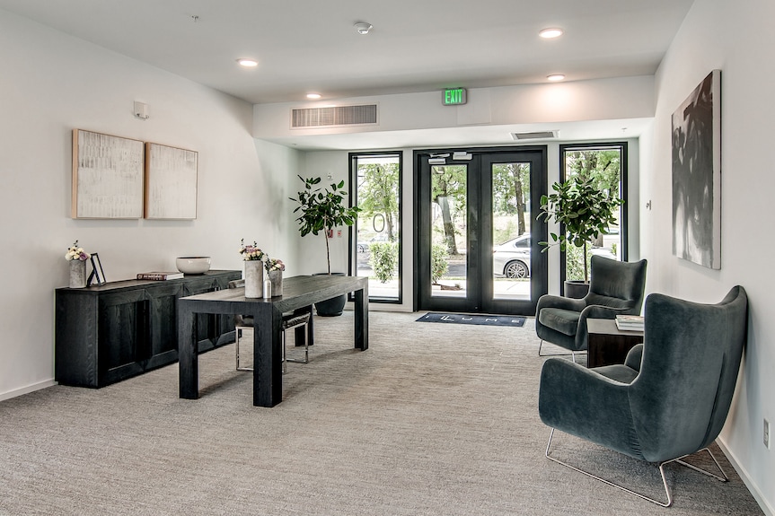 Modern End-unit Condo With Balcony, Ac, Washer/dryer & Seasonal Pool - Vanderbilt University, Nashville