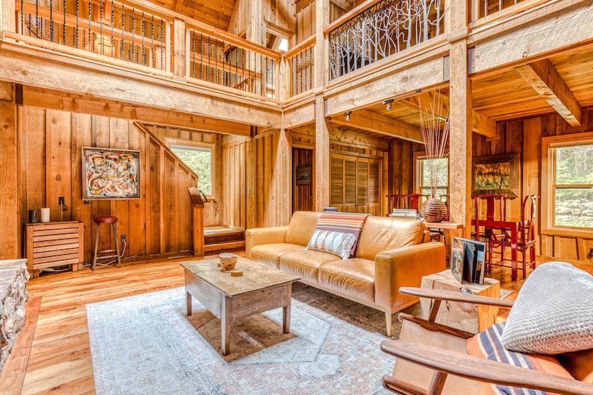 Luxe Compound With Private Sauna, Hot Tub, Rec House & Fireplace - Lost Lake, OR