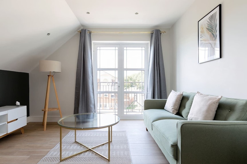 2 Bed Flat With Balcony In Finchley - London, UK