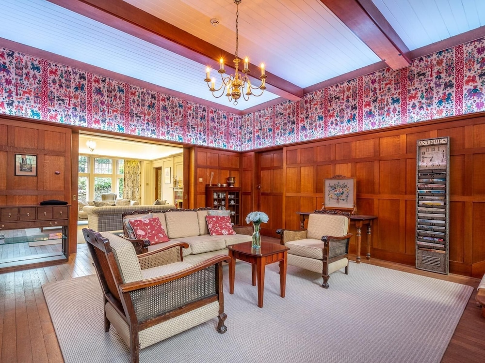 Gorgeous Arts & Craft Period House With 8 Ensuite Bedrooms - Galashiels