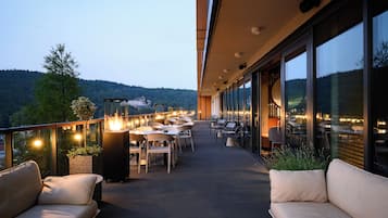 Terraço com espreguiçadeiras