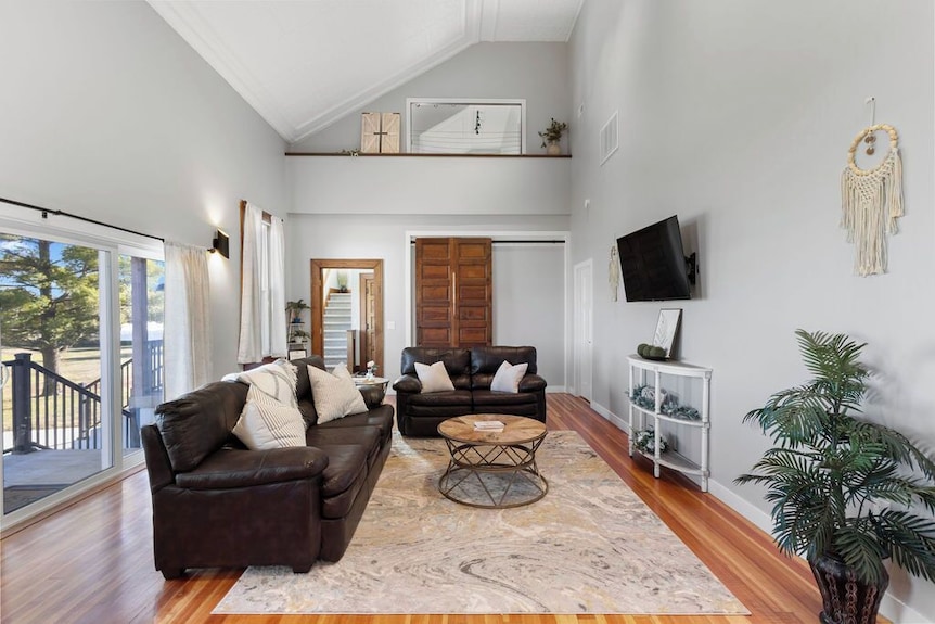 Home Away From Home: From Abandoned To Luxurious! - 네브래스카