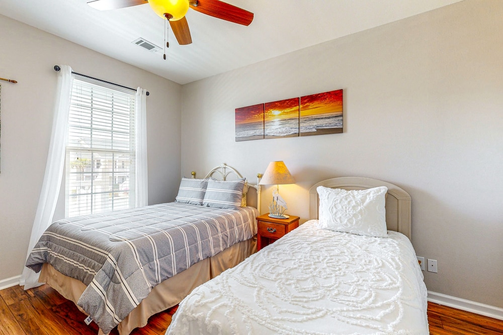 Sunset Village Top-floor End Unit With Golf & Pond Views, Pools & Hot Tub - Sunset Beach, NC