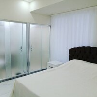 Apartamento Familiar, 2 quartos, vista para o mar | Casa de banho | Um polibã, um chuveiro fixo, um secador de cabelo, chinelos 