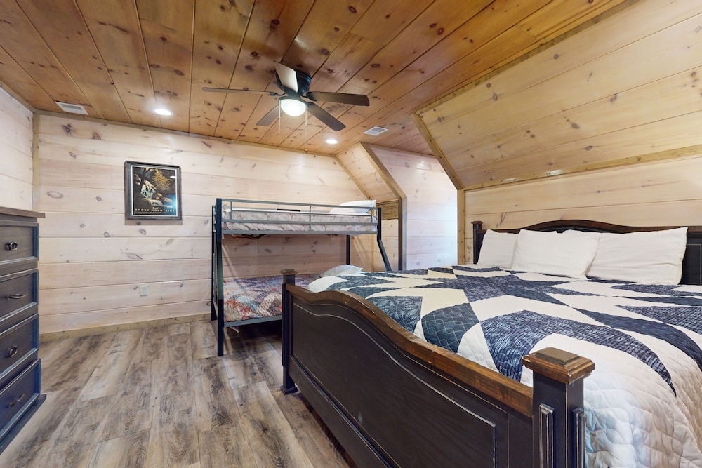 Mountain Retreat With Private Hot Tub And Free Attraction Tickets - Pigeon Forge, TN