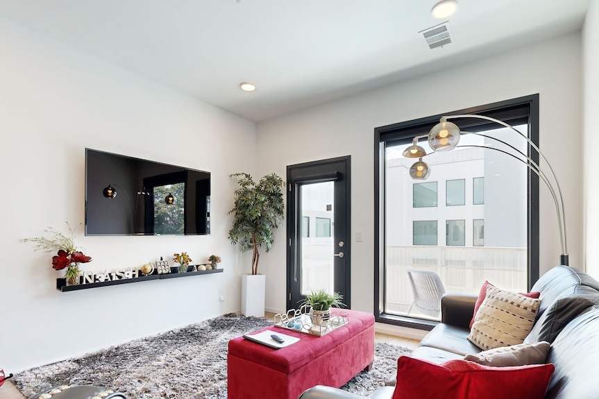 Chic Corner Condo With Balcony, Central Ac, W/d, Seasonal Pool, & Gym - Nashville, TN