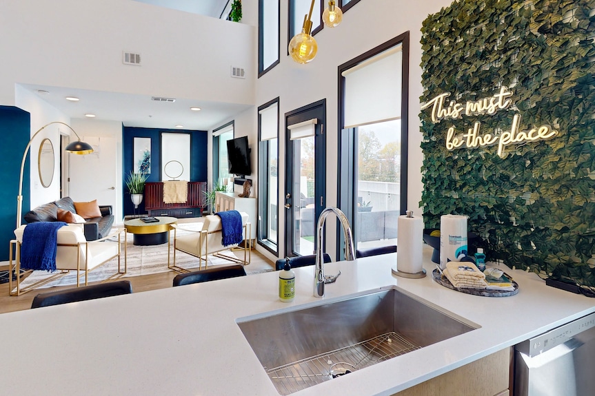 Chic Music City Hideaway, Sleeps 6 With Large Outdoor Deck, Pool And Gym - Nashville, TN