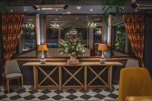 2 restaurantes, cozinha local e internacional 