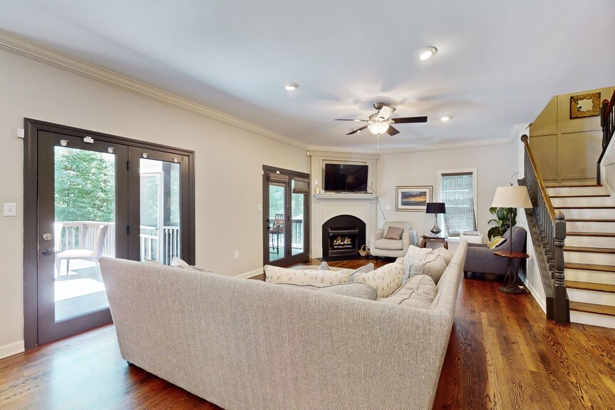 Expansive Designer Estate W/ Tv Lounge, Spacious Kitchen & Large Yard - Sierra Nevada