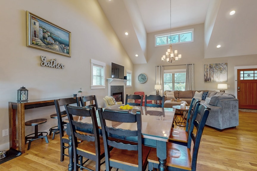 Updated Retreat W/ Large Deck & 2 Living Areas, Walk To Creamery - Sierra Nevada