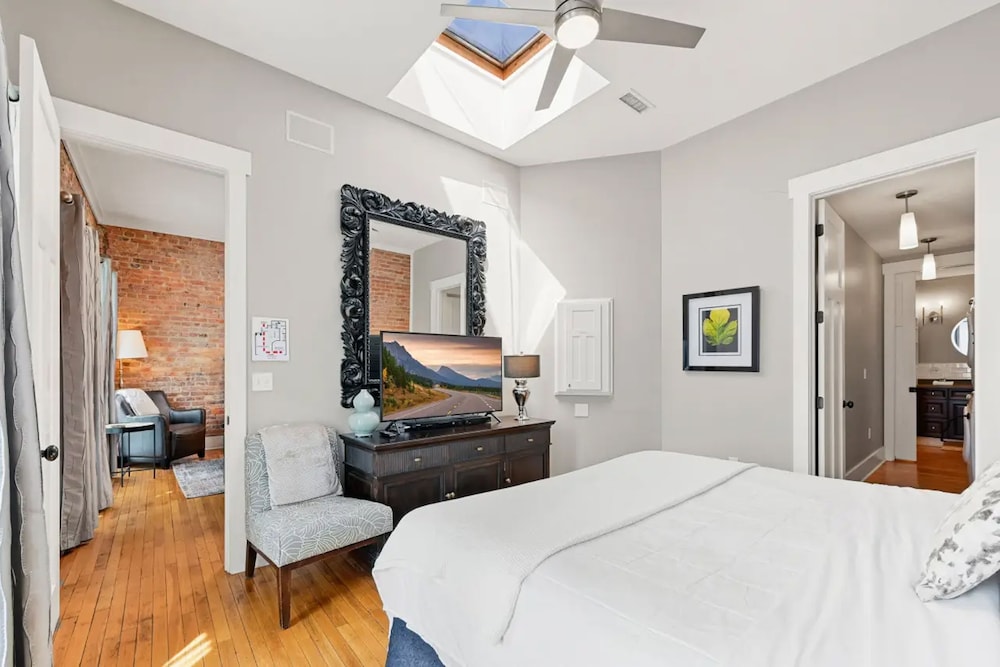 Newly Remodeled Chic Downtown Apartment -- 2 Blocks To Pack Square - 애슈빌