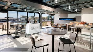 2 bares/lounges, este bar no terraço do hotel