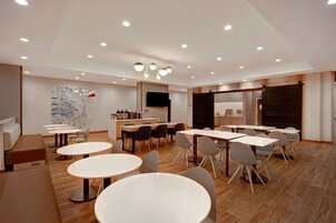 Café da manhã com buffet grátis todos os dias