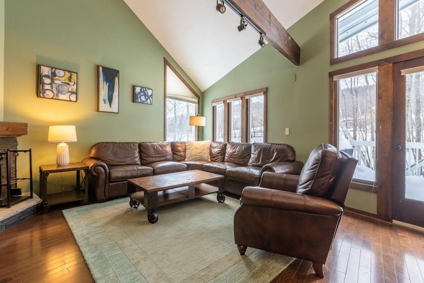 Ski In / Ski Out 4br / 3ba Private Hot Tub And Shared Pool - Vermont