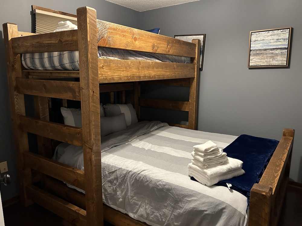Ski In / Ski Out 4br / 3ba Private Hot Tub And Shared Pool - Stratton, VT