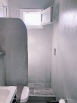 Quarto Deluxe, vista para o mar | Casa de banho | Um polibã, um chuveiro fixo, um secador de cabelo (mediante pedido)