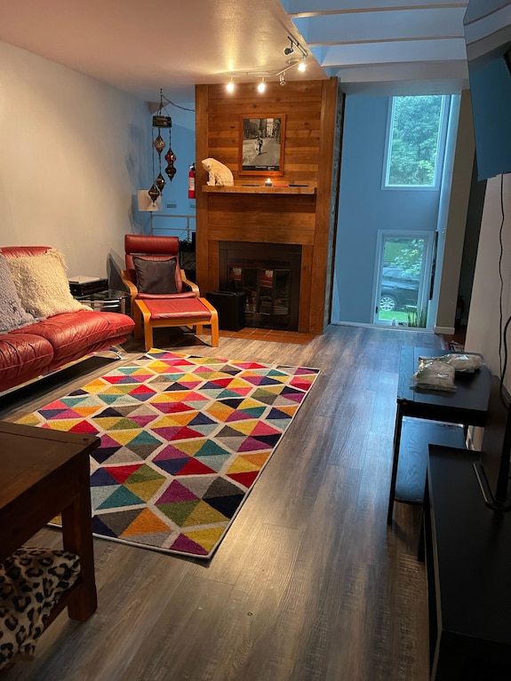 Contemporary Home In Quiet Neighborhood With Pool & Great Back Yard Close To All - Madison