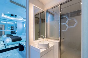 Quarto superluxo (2F, Self-Check in) | Banheiro | Chuveiro, secador de cabelo