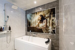 Quarto superluxo (2F, Self-Check in) | Banheiro | Chuveiro, secador de cabelo