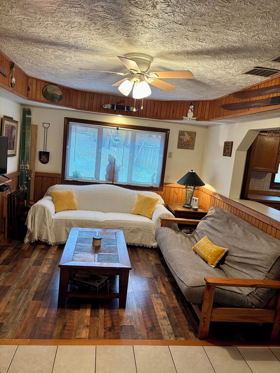 Cozy & Rustic 3 Bdr Chalet W/ Plenty Of Privacy - Your New Home Away From Home! - State of New York